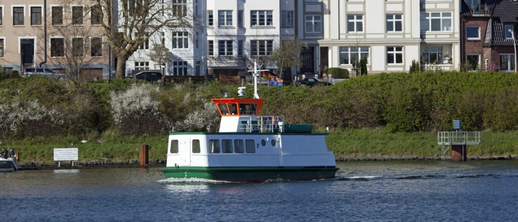 MS „Adler I“: Kanalfähre in Kiel-Holtenau für Personen- & Radverkehr ...